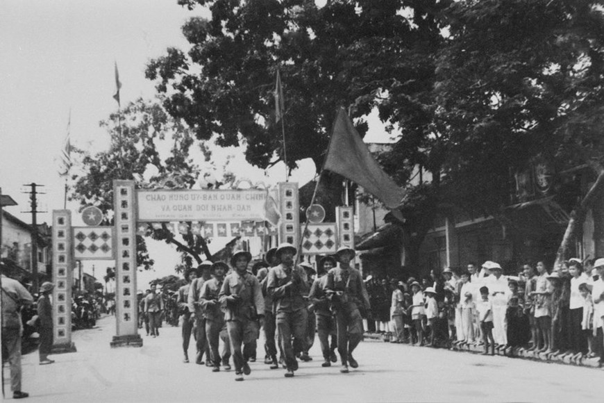 10 octobre 1954 : Ho chi Minh entre dans Hanoi après le retrait des ...